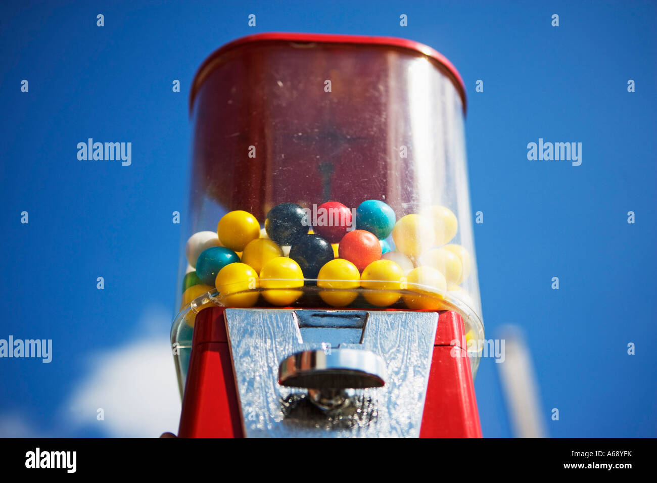 GUM, GUM MACHINE,BUBBLE GUM, SKY, COIN Stock Photo - Alamy