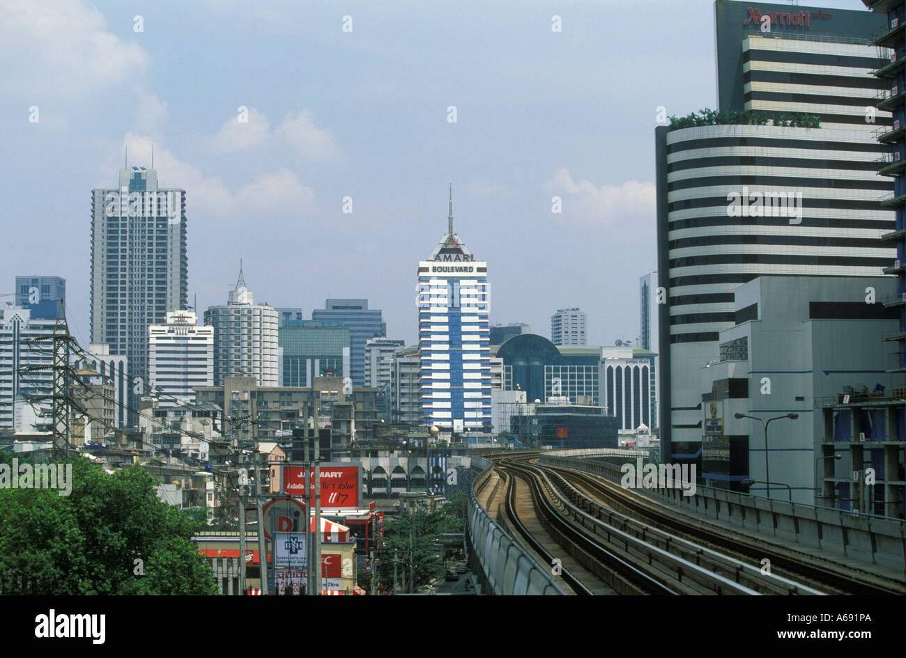 A skytrain monorail viewed from Phloen Chit Station runs past the ...