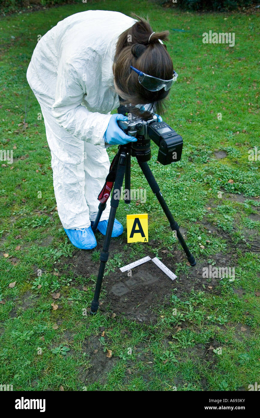 Forensic scientist footprint hi-res stock photography and images - Alamy