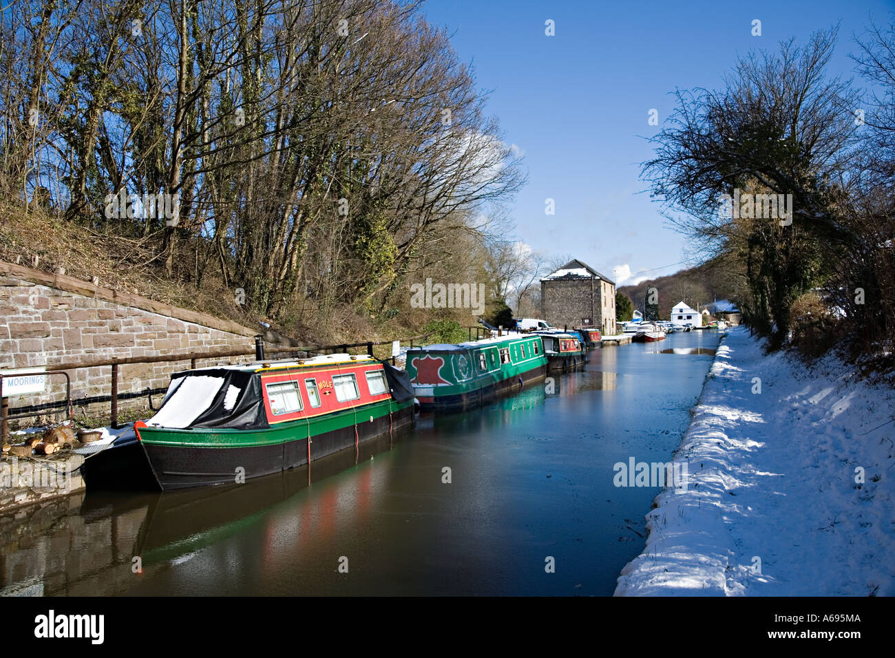 Uk canal winter snow towpath bridge hi-res stock photography and images ...