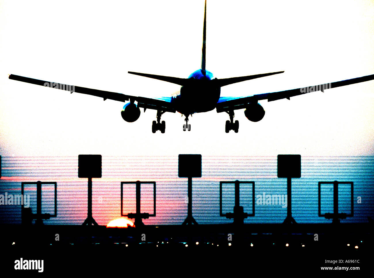 Aircraft on final approach into London Heathrow Airport Stock Photo - Alamy