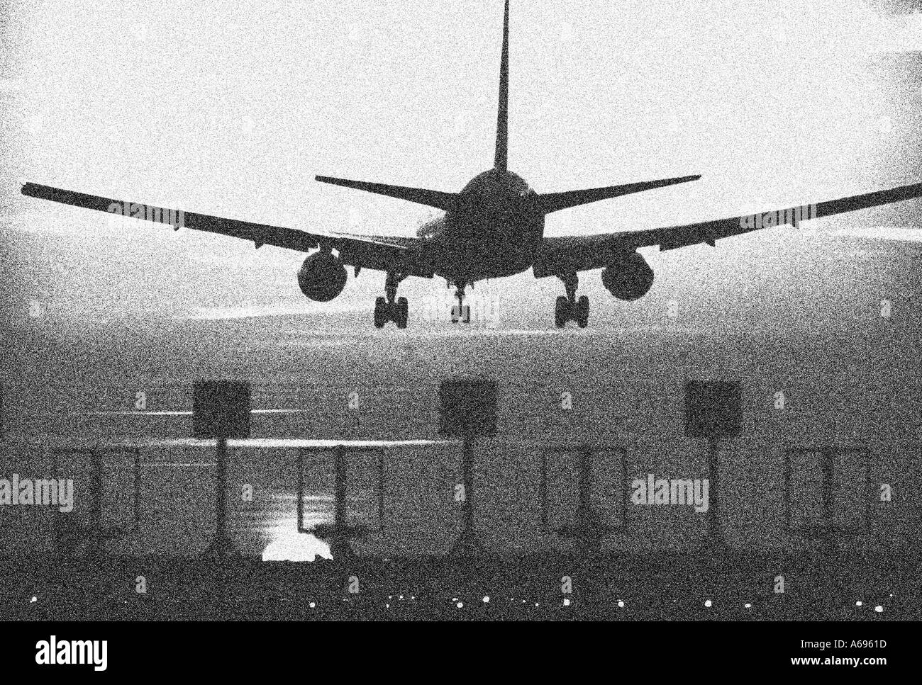 Plane landing heathrow Black and White Stock Photos & Images - Alamy