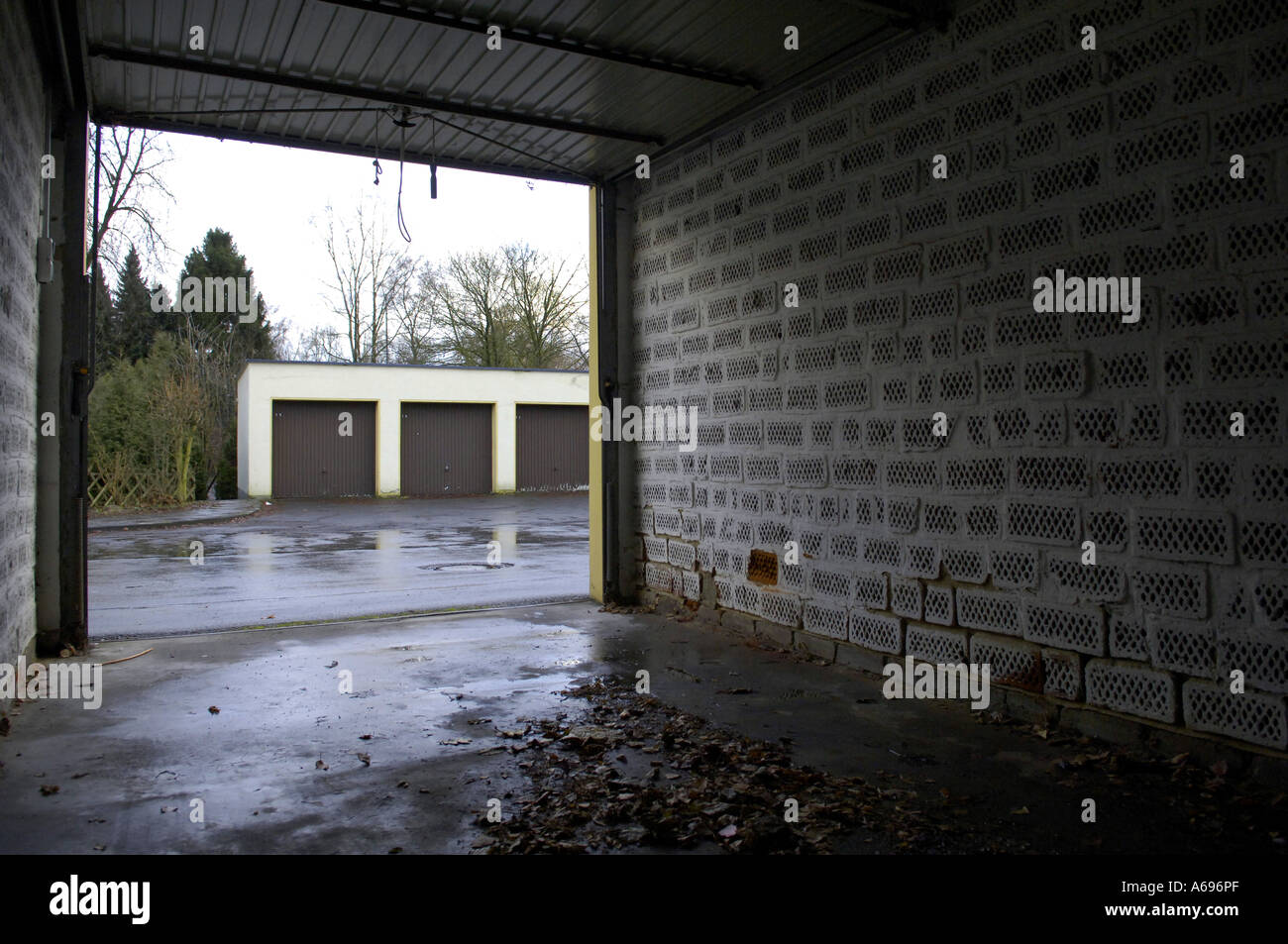 Vacant garages hi-res stock photography and images - Alamy