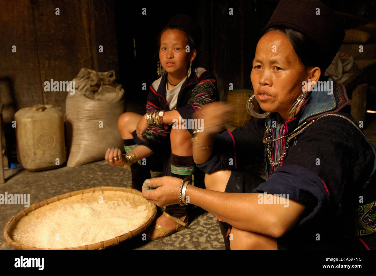 Black Hmong Indigenous people, Lao Chai, Sapa, Vietnam Stock Photo - Alamy