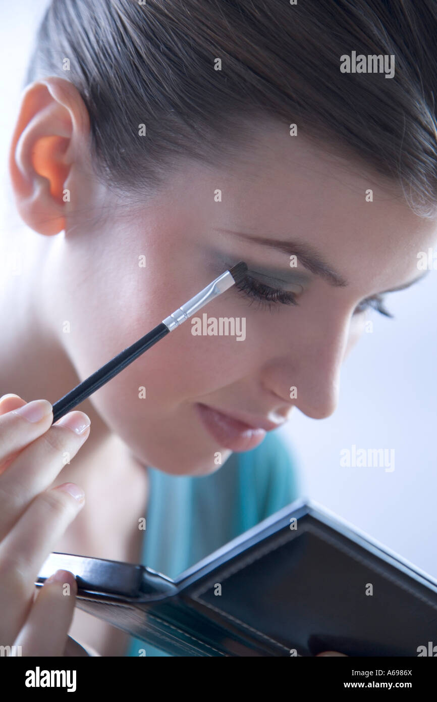 woman putting eye shadow Stock Photo - Alamy