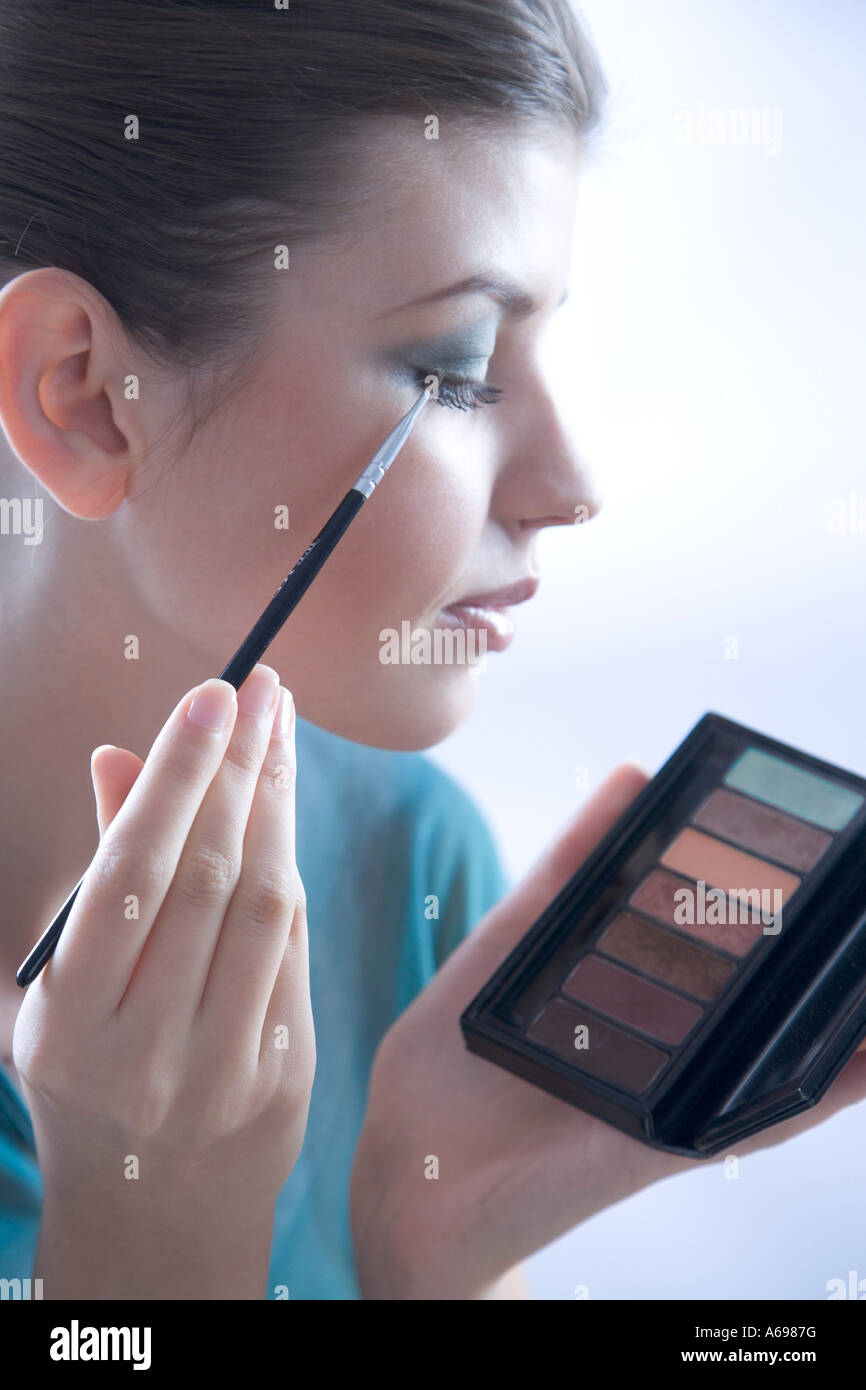 woman putting eye shadow Stock Photo - Alamy