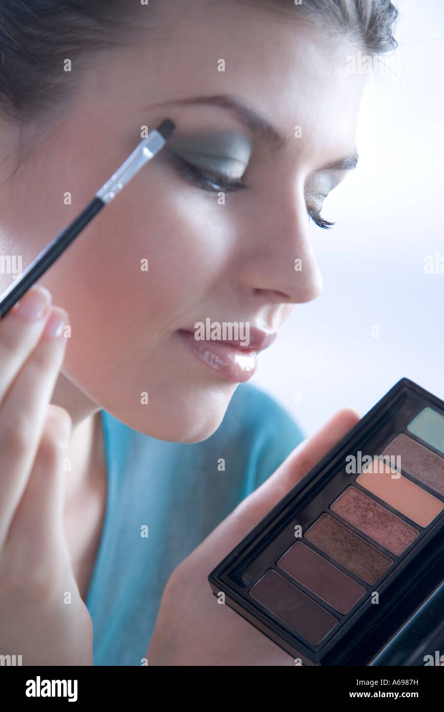woman putting eye shadow Stock Photo - Alamy