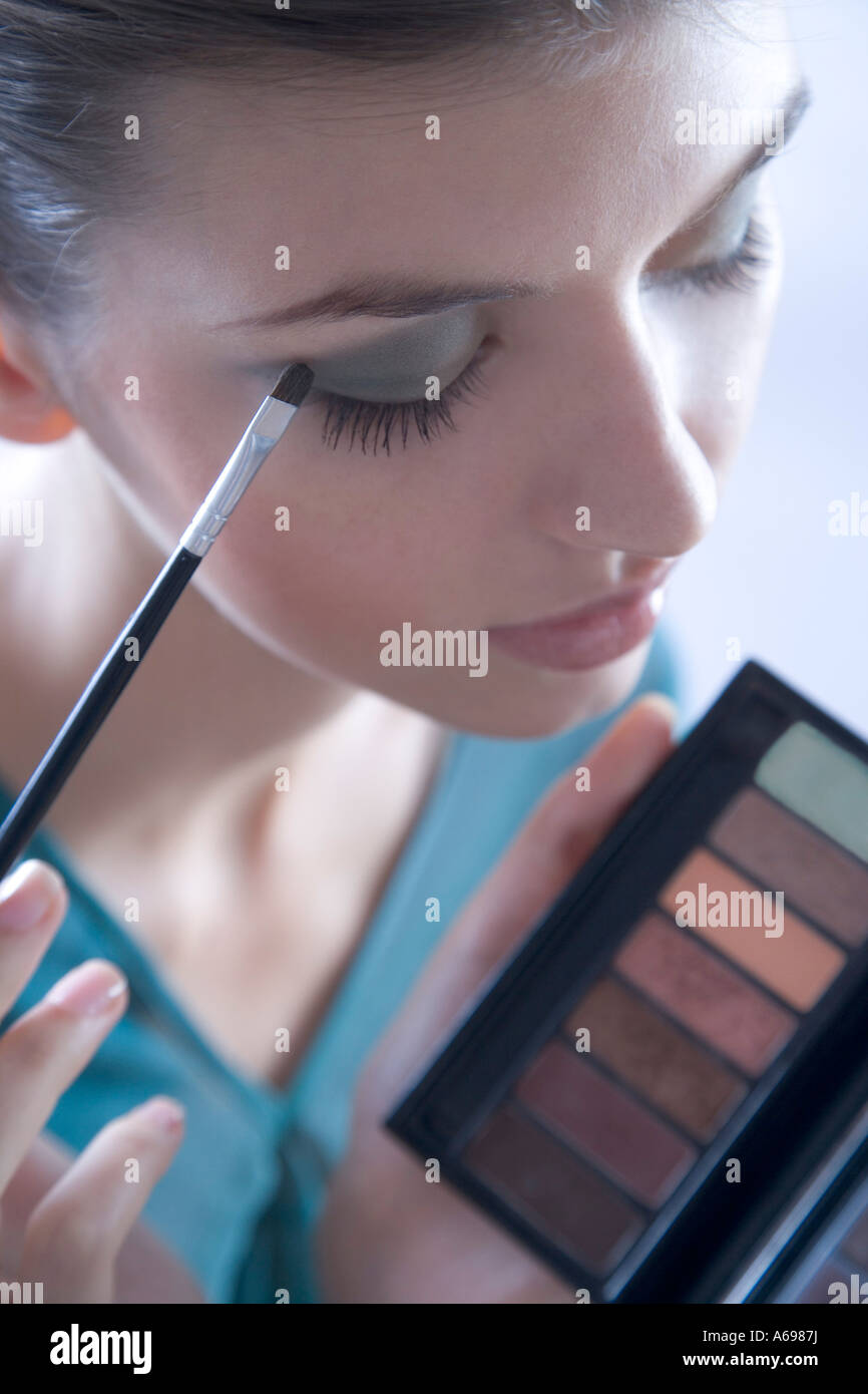 woman putting eye shadow Stock Photo - Alamy
