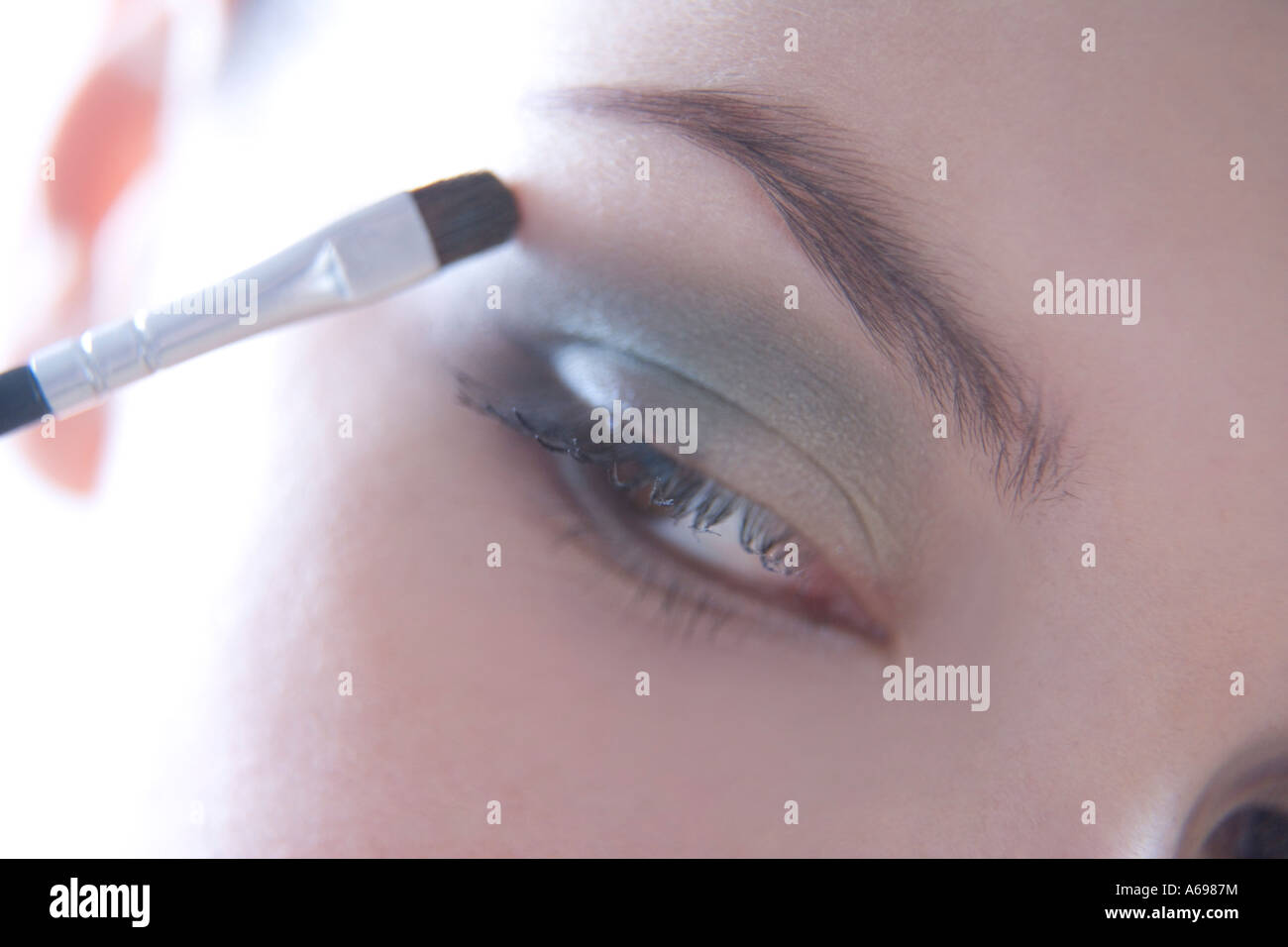 woman putting eye shadow Stock Photo - Alamy