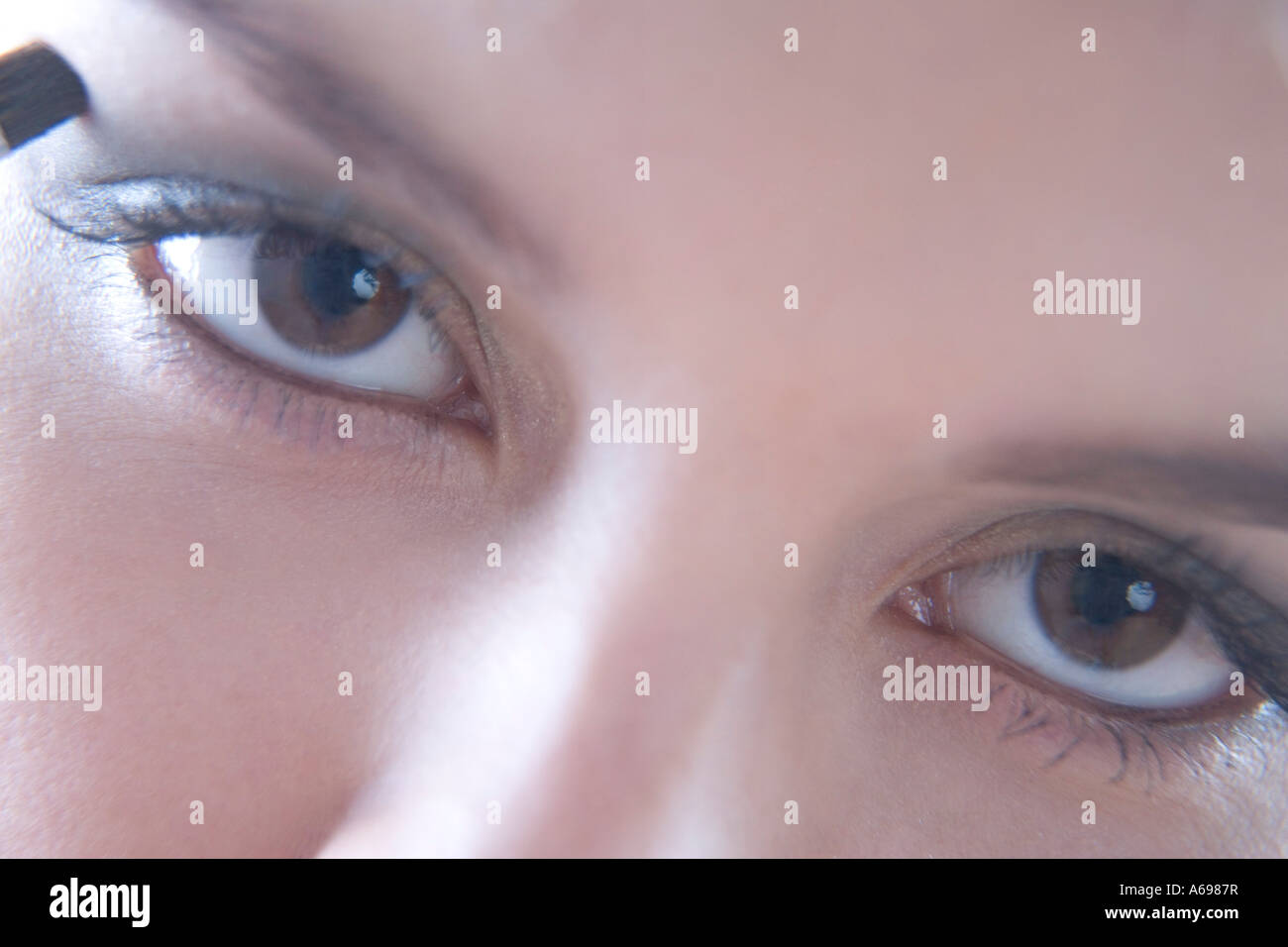 woman putting eye shadow Stock Photo - Alamy