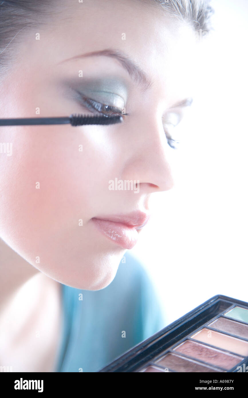 woman using mascara Stock Photo - Alamy