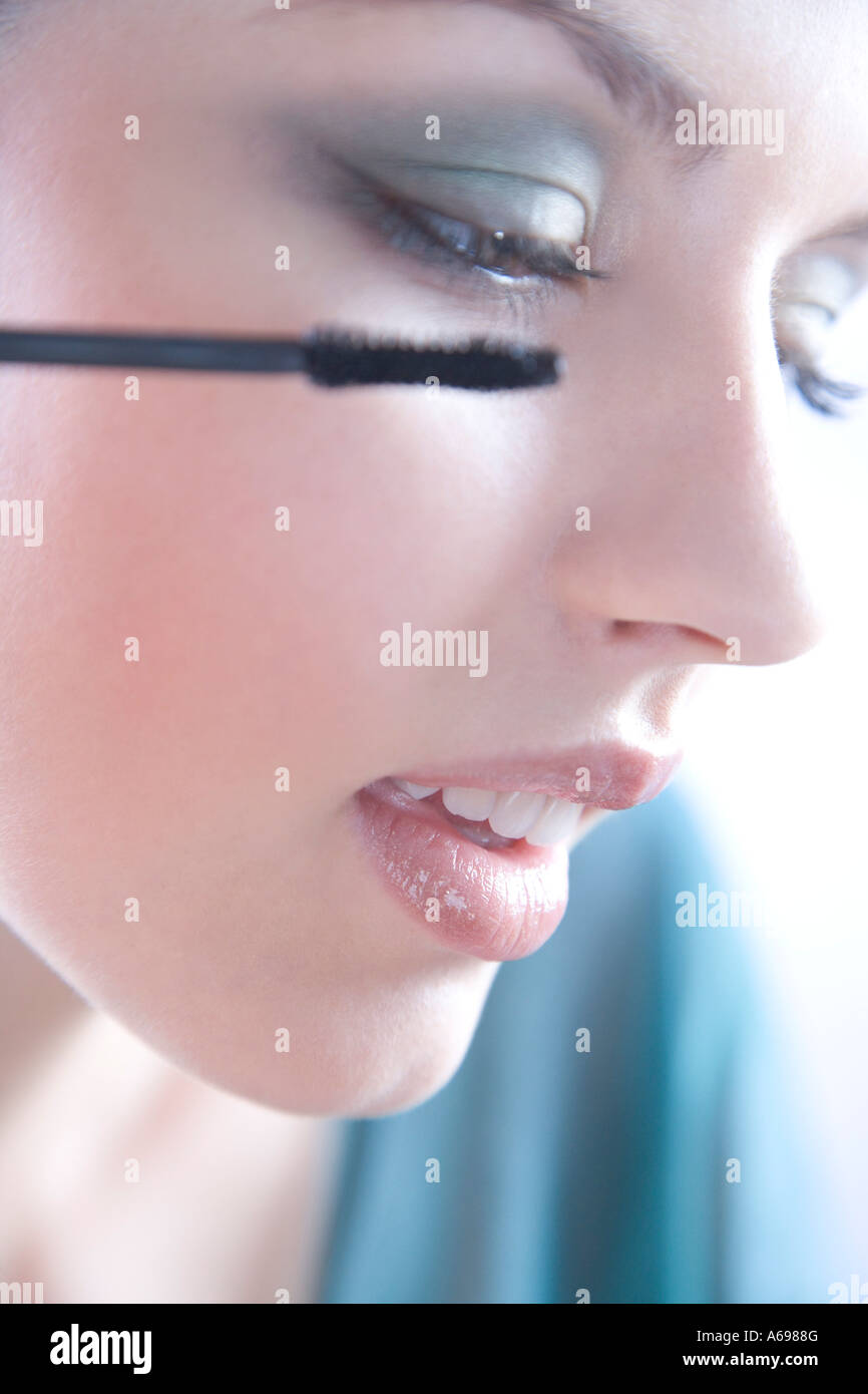 woman using mascara Stock Photo - Alamy