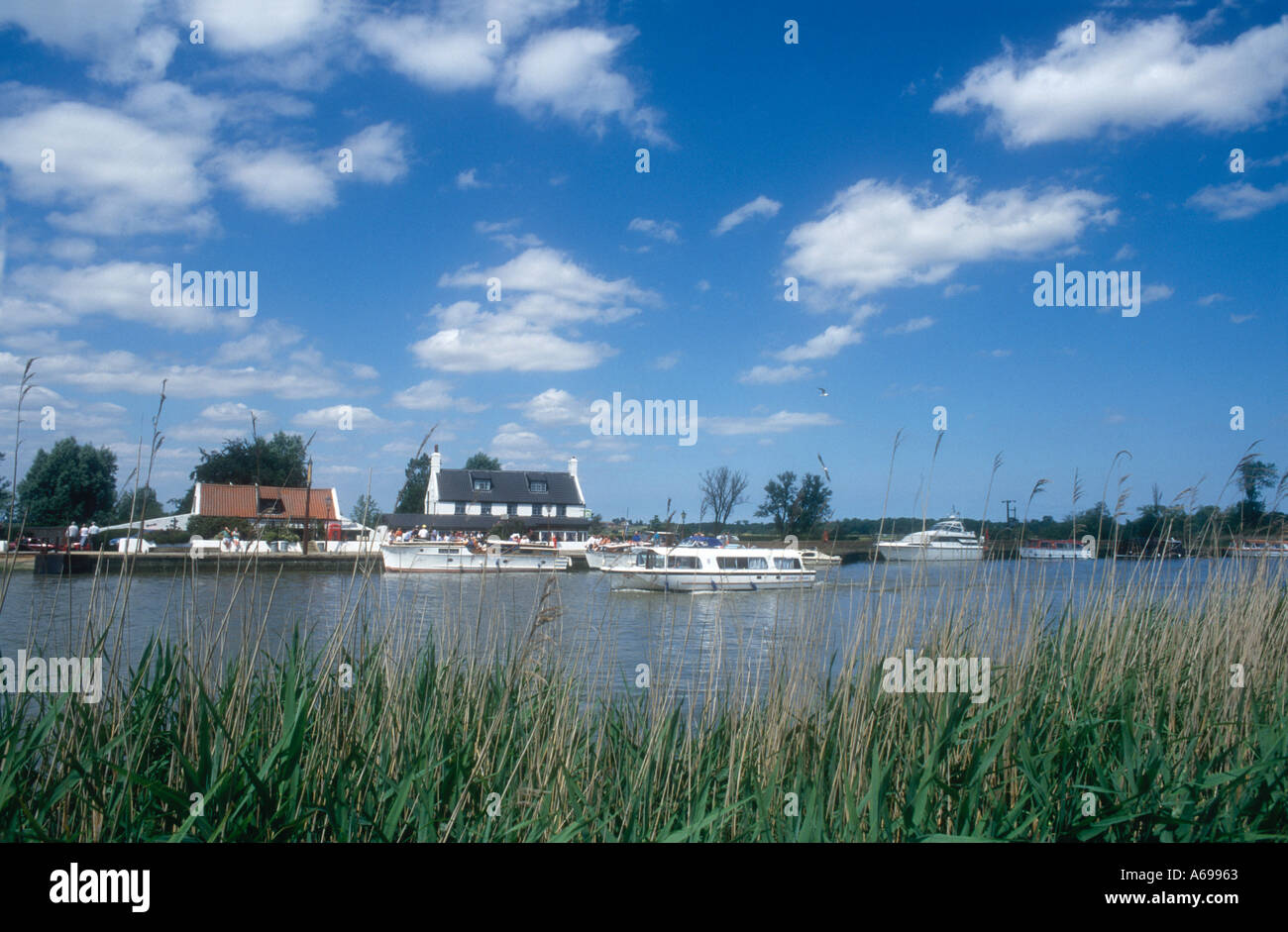 Reedham ferry inn hi-res stock photography and images - Alamy