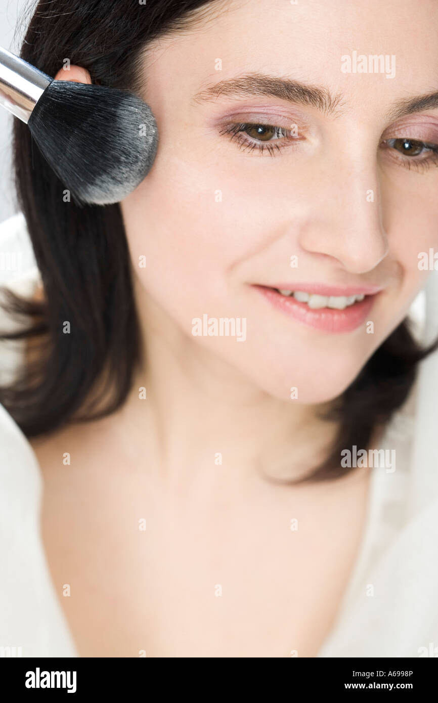woman applying powder Stock Photo - Alamy