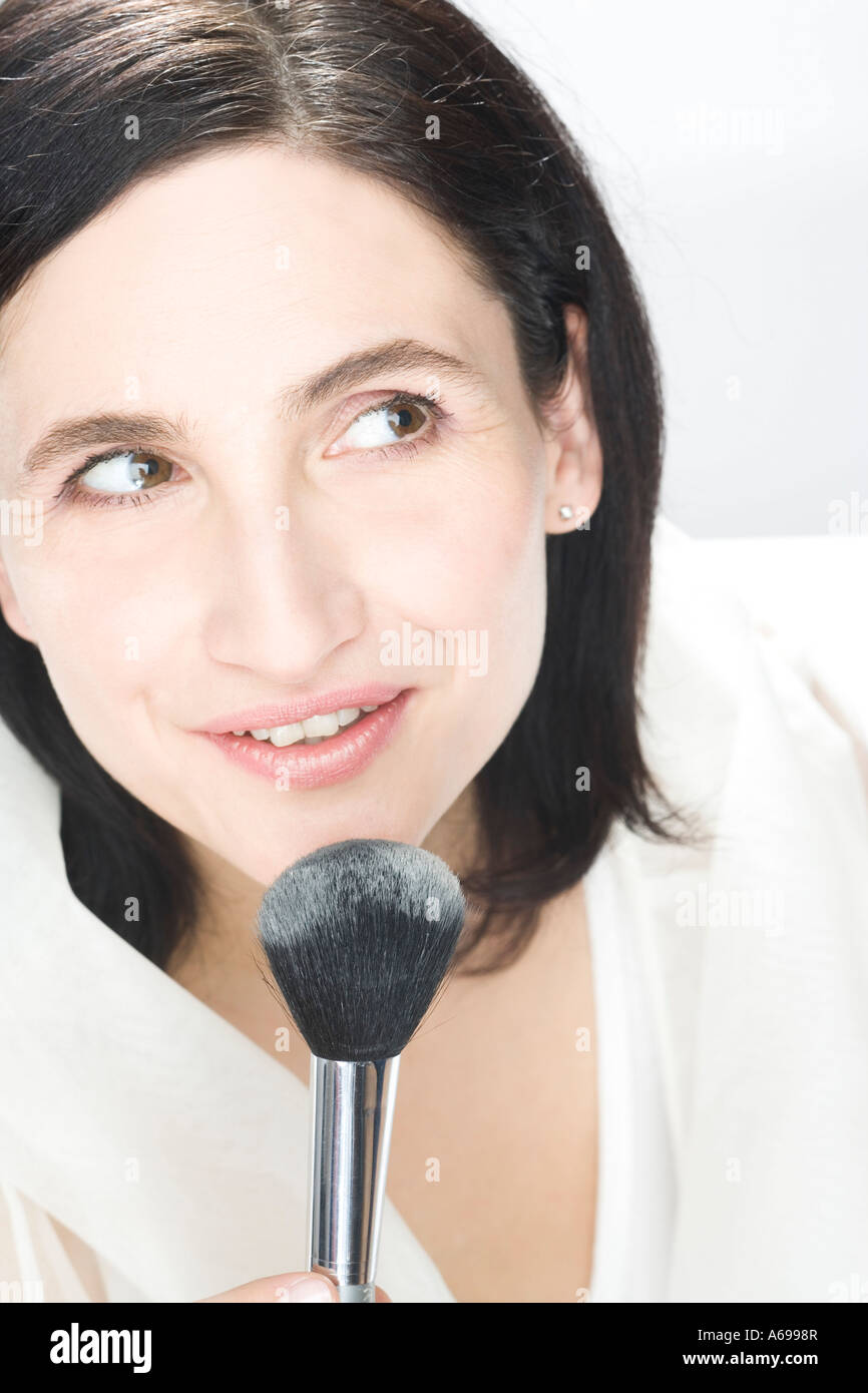 woman applying powder Stock Photo - Alamy