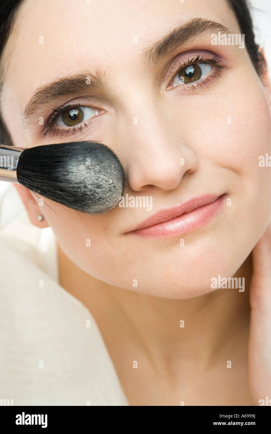 woman applying powder Stock Photo - Alamy