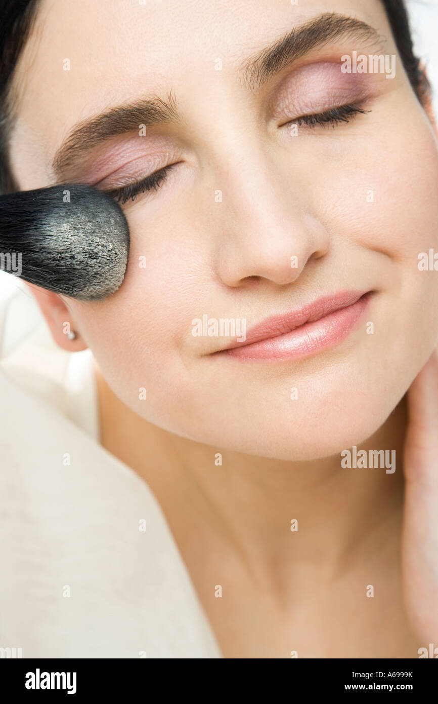 woman applying powder Stock Photo - Alamy