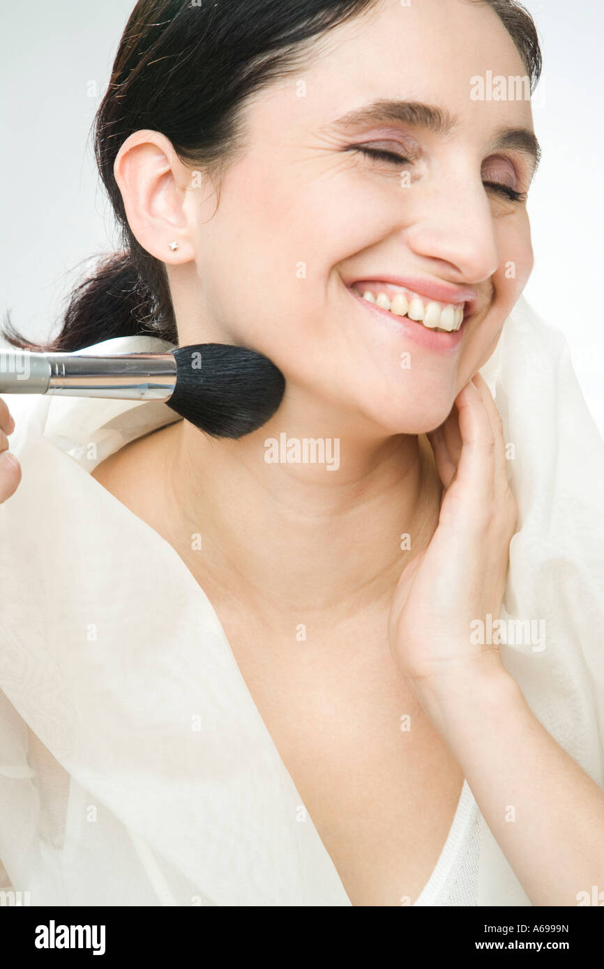 woman applying powder Stock Photo - Alamy