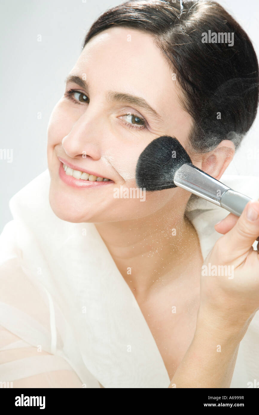 woman applying powder Stock Photo - Alamy