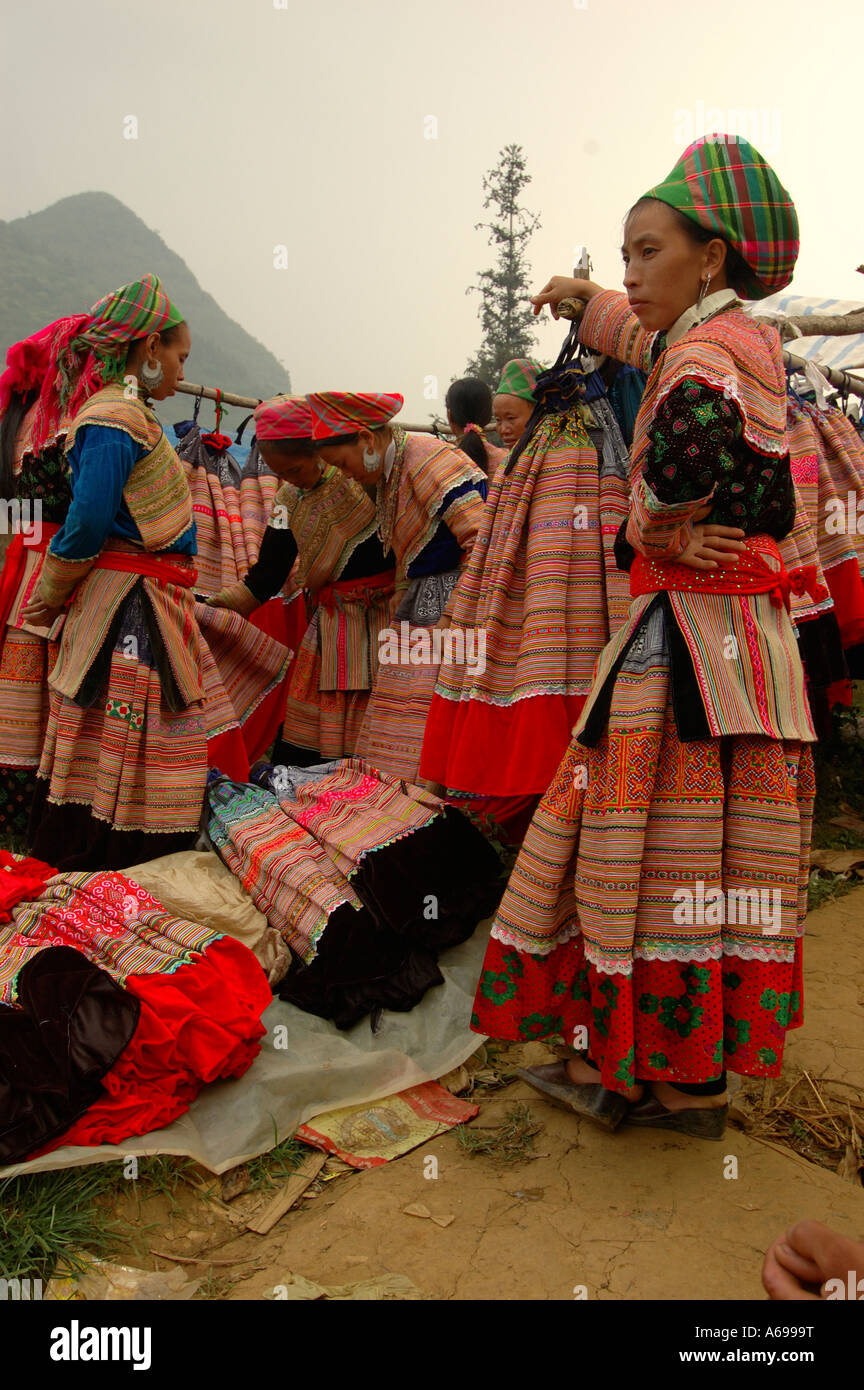 Flower Hmong Indigenous People, Can Cau market, Bac Ha, Lao Cai ...
