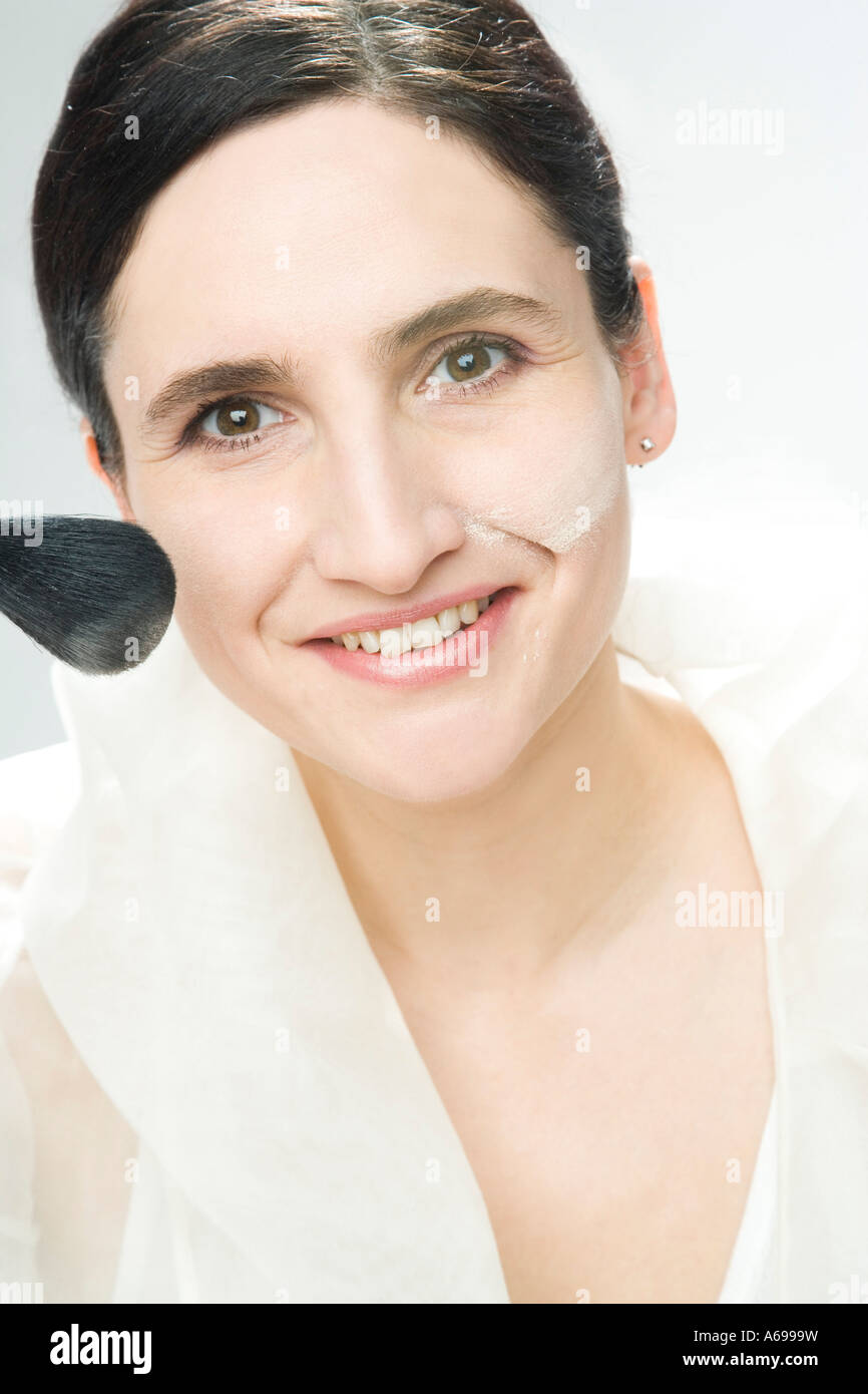 woman applying powder Stock Photo - Alamy