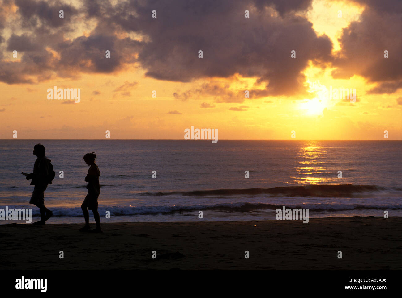 Couple on the beach at sunrise hi-res stock photography and images - Alamy