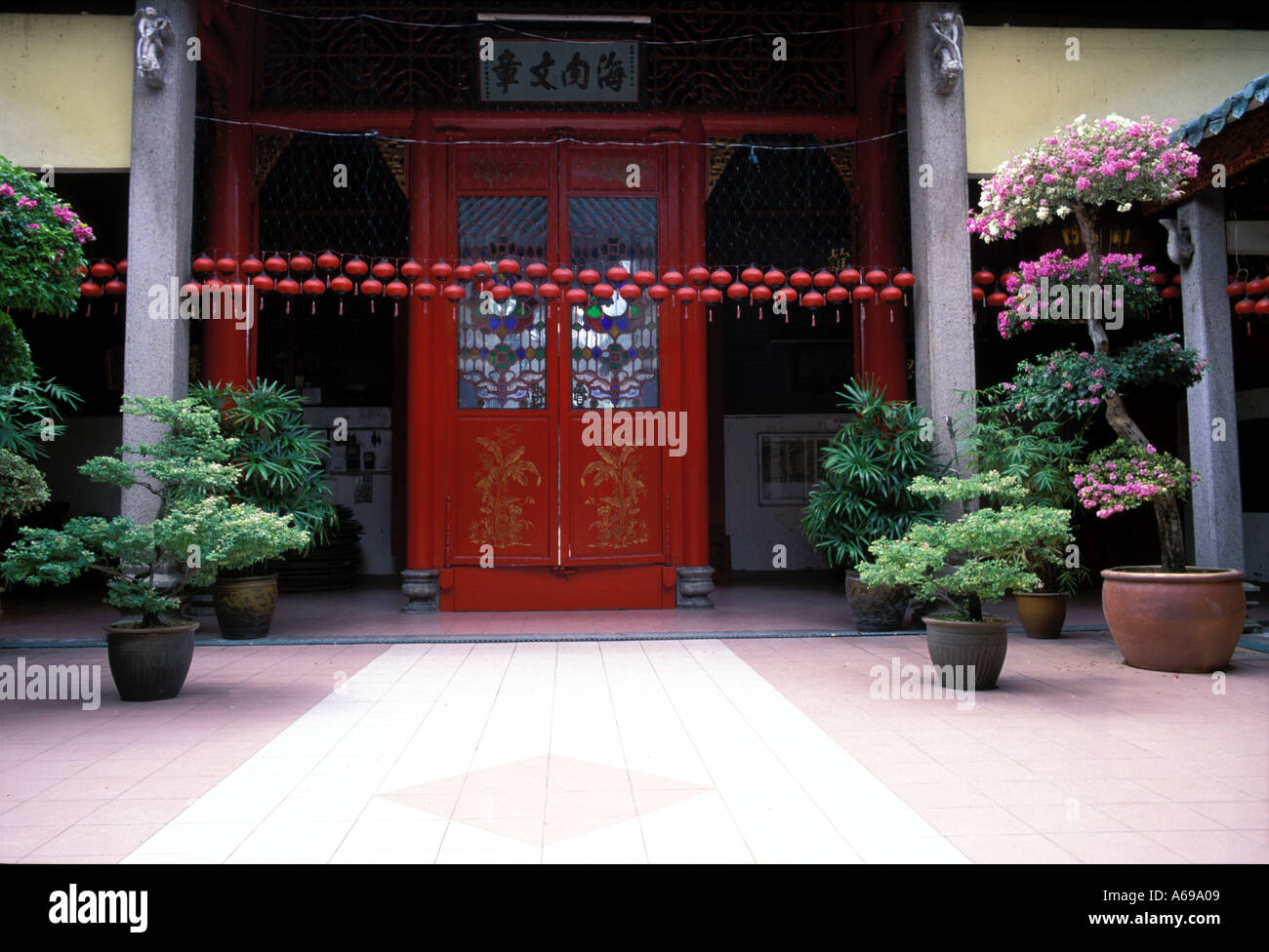 Chinese temple courtyard with red door Stock Photo - Alamy