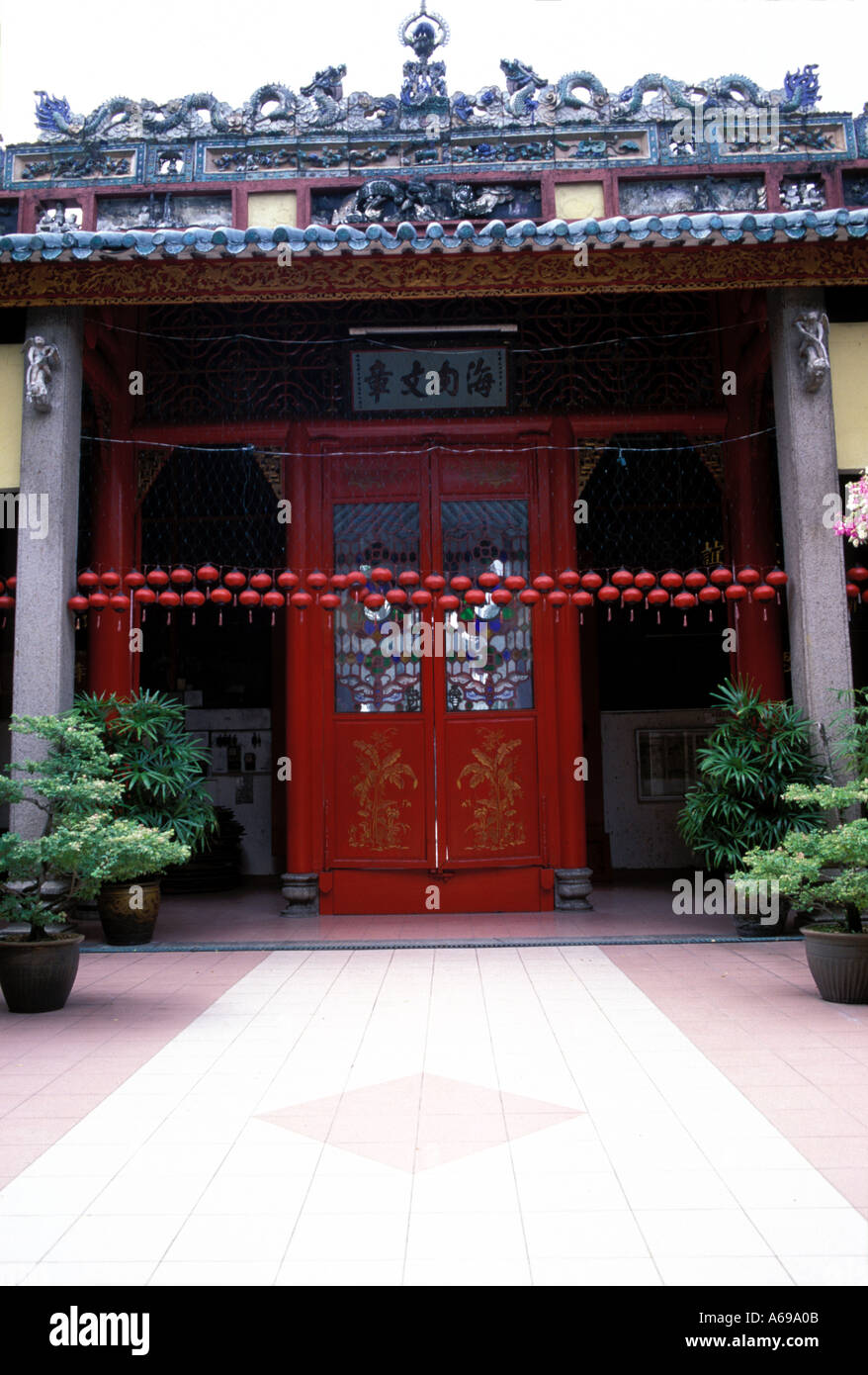 Chinese temple courtyard with red door Stock Photo - Alamy