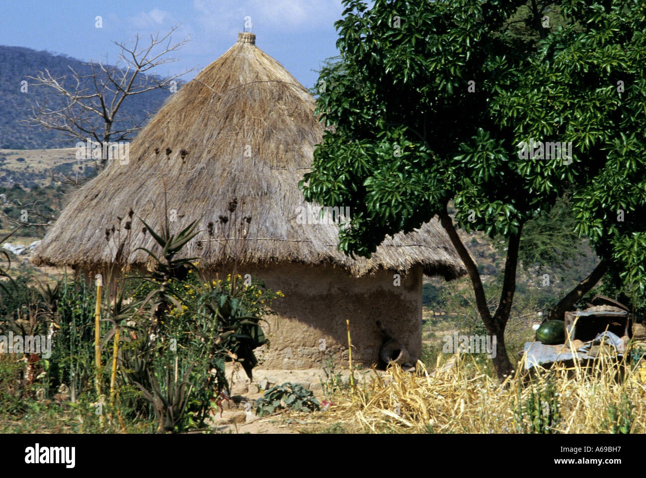 Mud hut, Zimbabwe Africa Stock Photo - Alamy