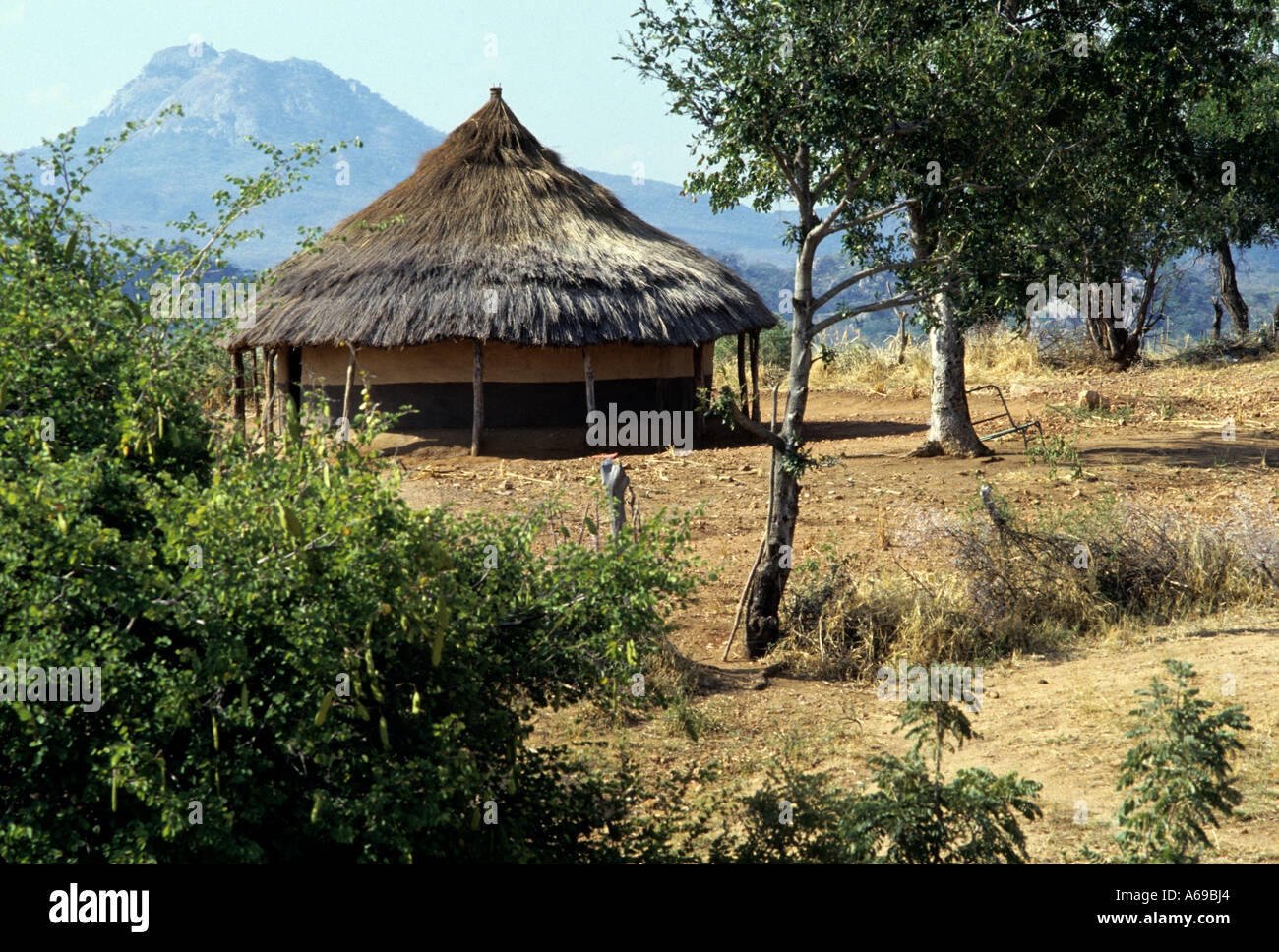 Zimbabwe hut hi-res stock photography and images - Alamy