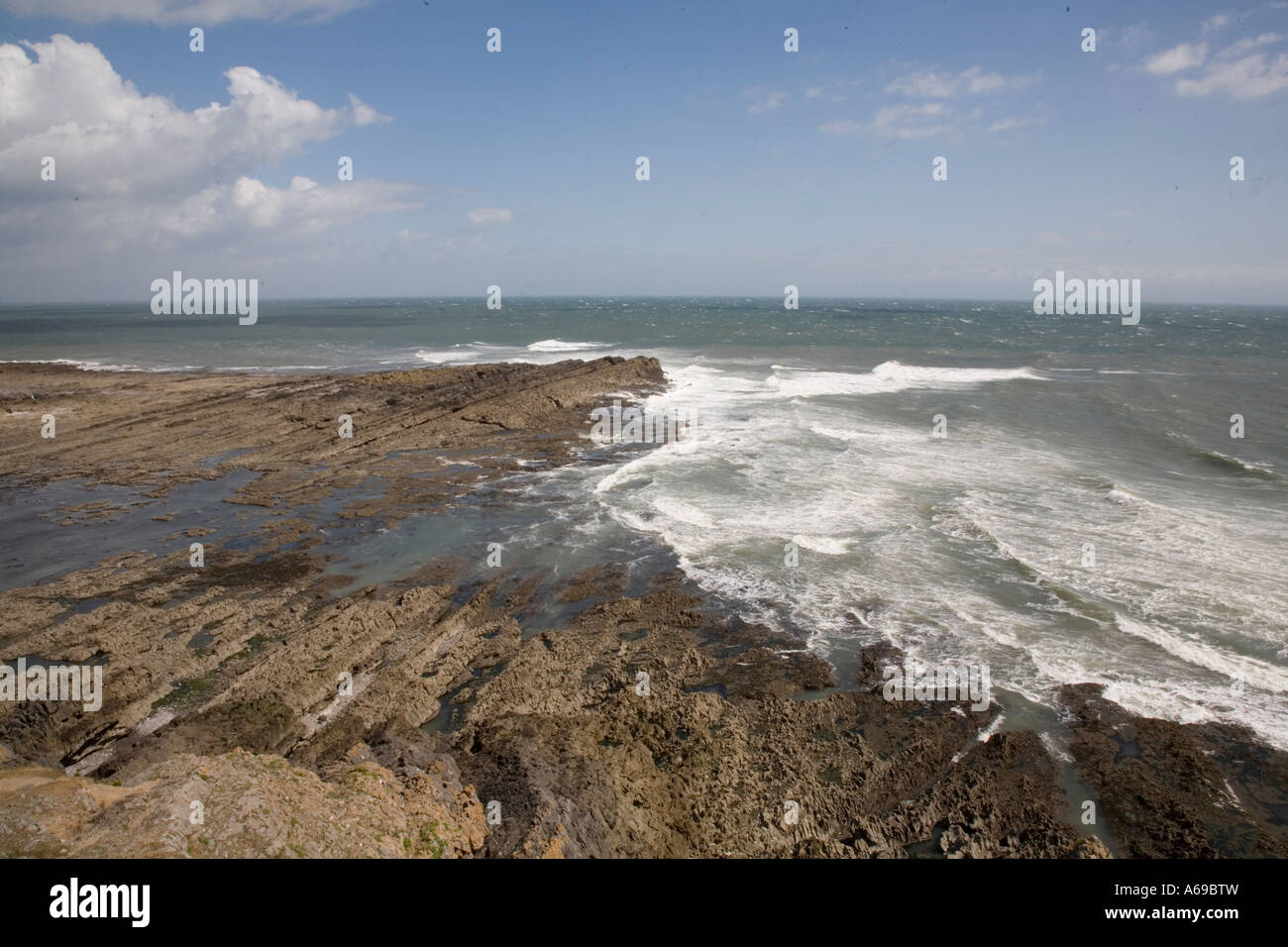 Wave cut platform wales hi-res stock photography and images - Alamy