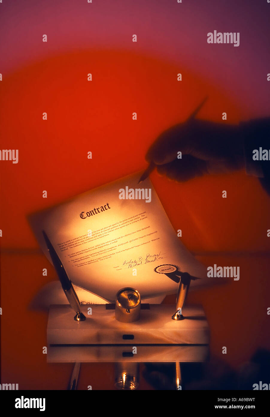 Hand signing a contract Stock Photo - Alamy