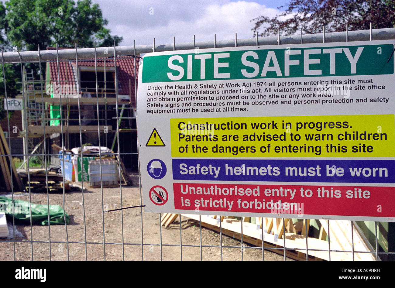 Site safety sign on fence at entrance to building site Stock Photo - Alamy