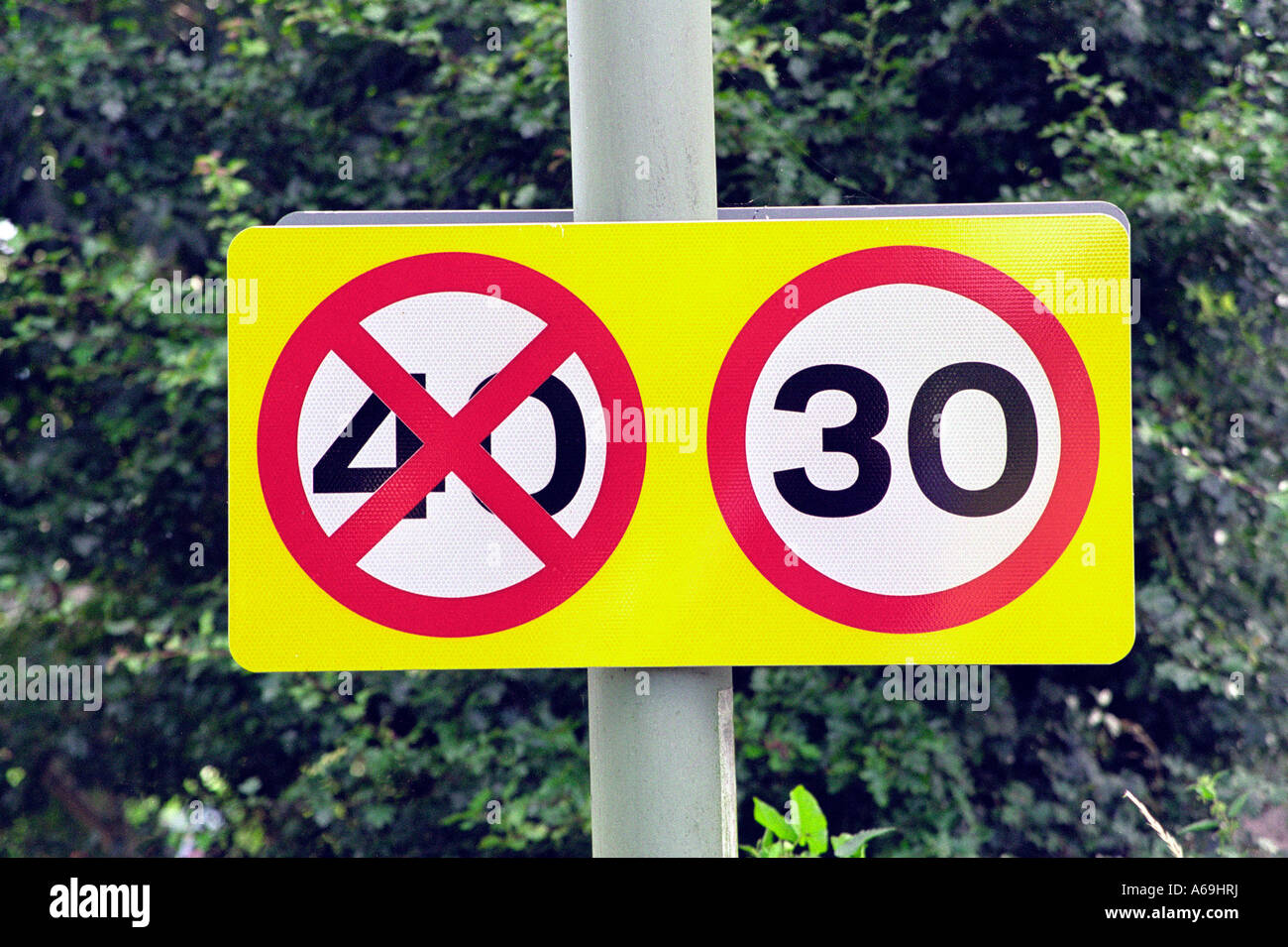 Reduced speed limit sign on road in Willand, Devon, England Stock Photo ...