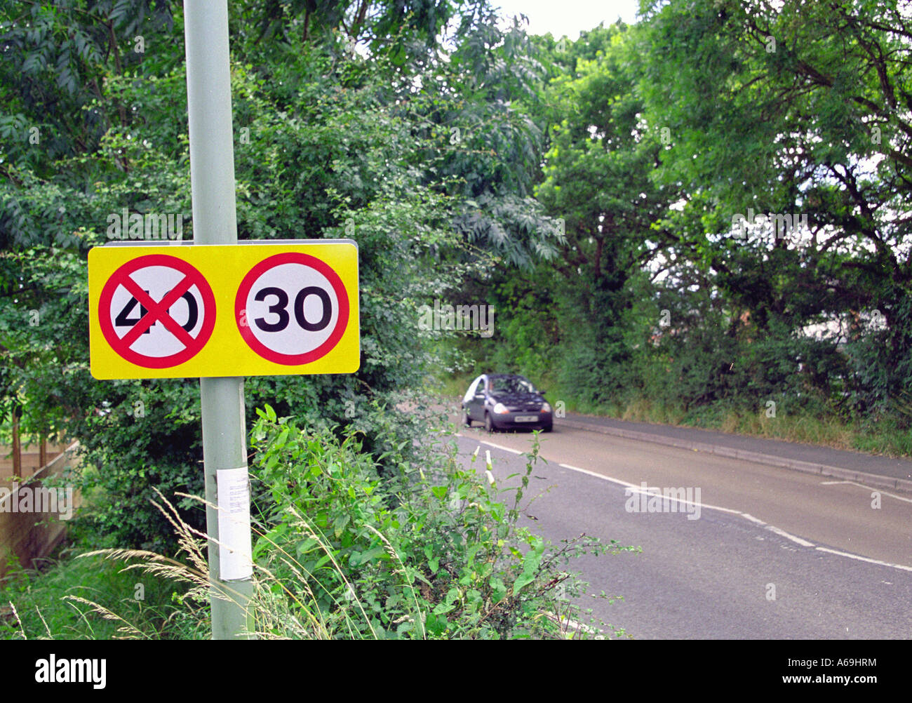 Reduced speed limit sign on road in Willand, Devon, England Stock Photo ...