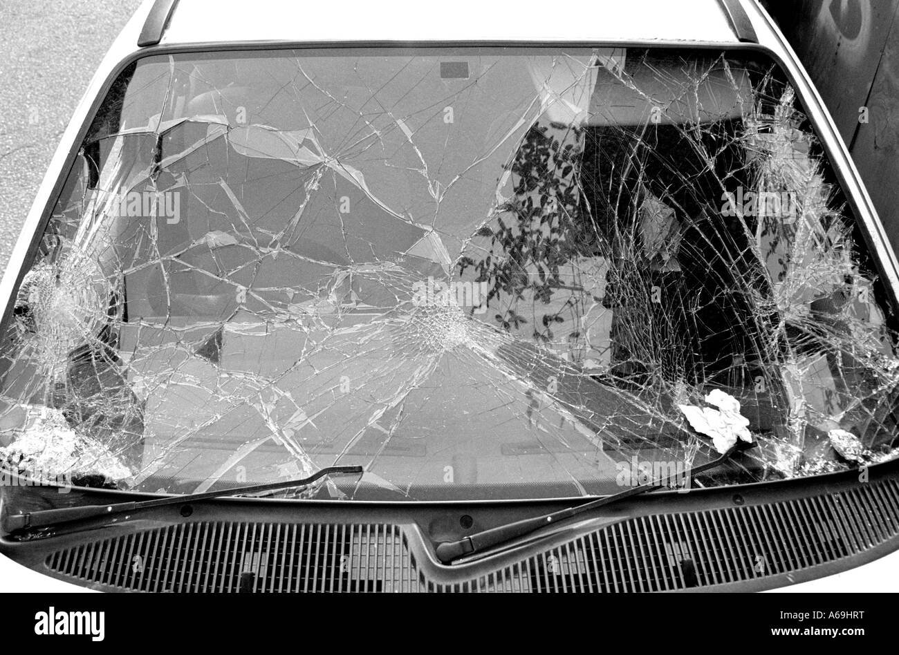 Smashed windscreen hi-res stock photography and images - Alamy