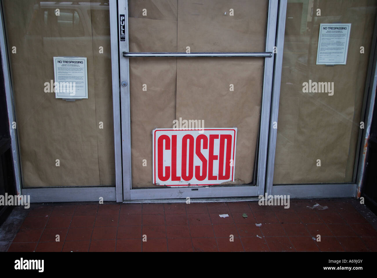 "Closed sign, "empty store", USA Stock Photo - Alamy
