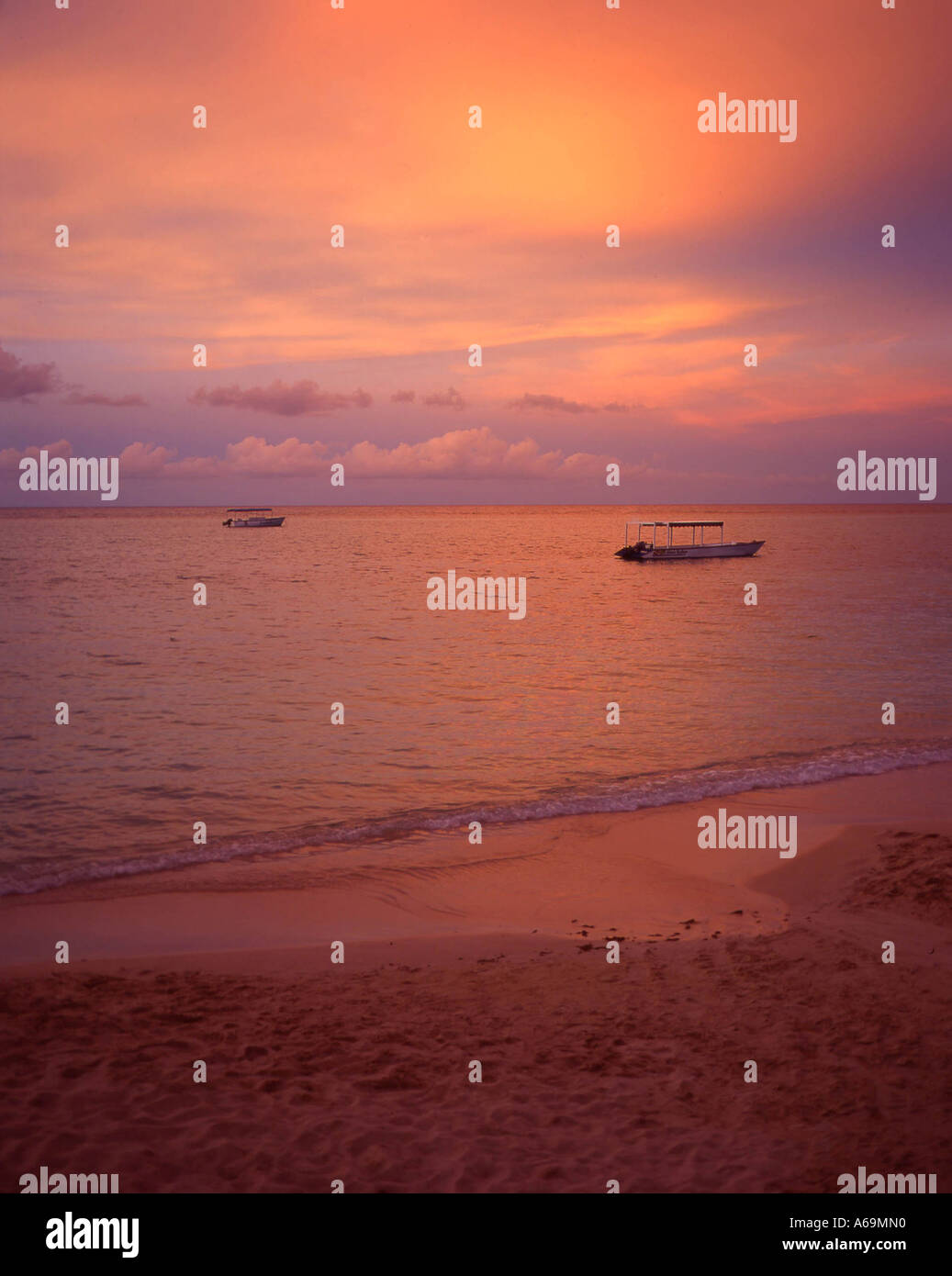 Colorful beach sunset clouds hi-res stock photography and images - Alamy