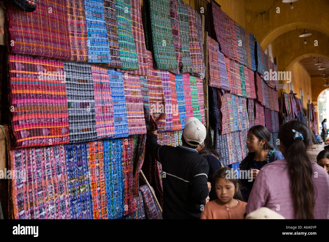 Guatemala weaving market hi-res stock photography and images - Alamy