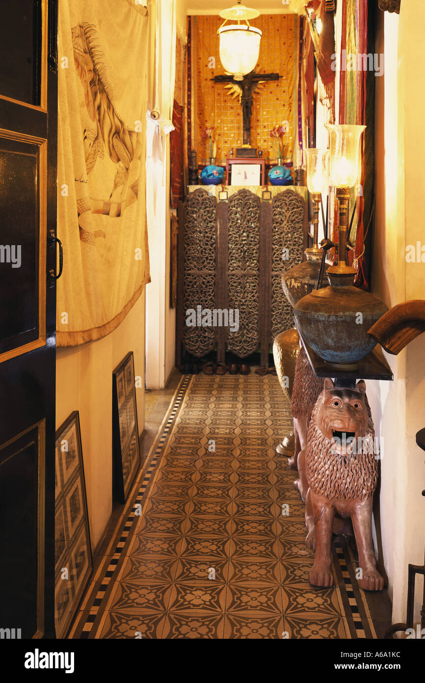 VDA77205 Interior Of A Home With A Carved Lion Statue Stock Photo - Alamy