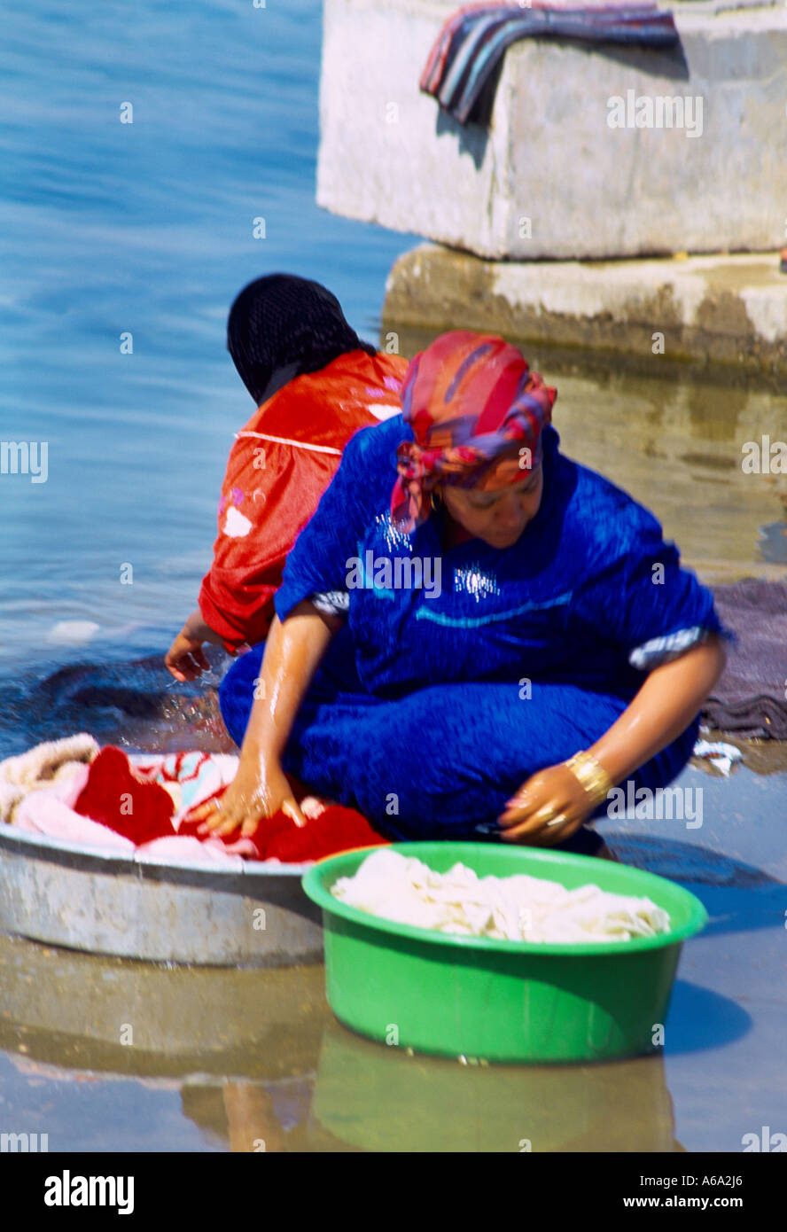 Cleaning the nile hi-res stock photography and images - Alamy
