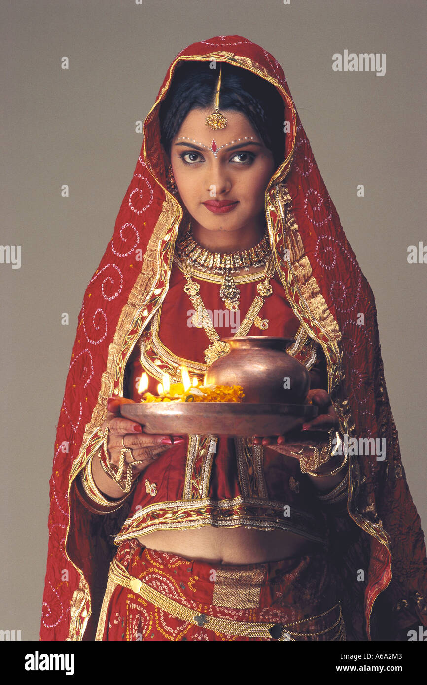 VDA77157 Rajasthani Bride Dressed In Traditional Bridal Costume Mid ...