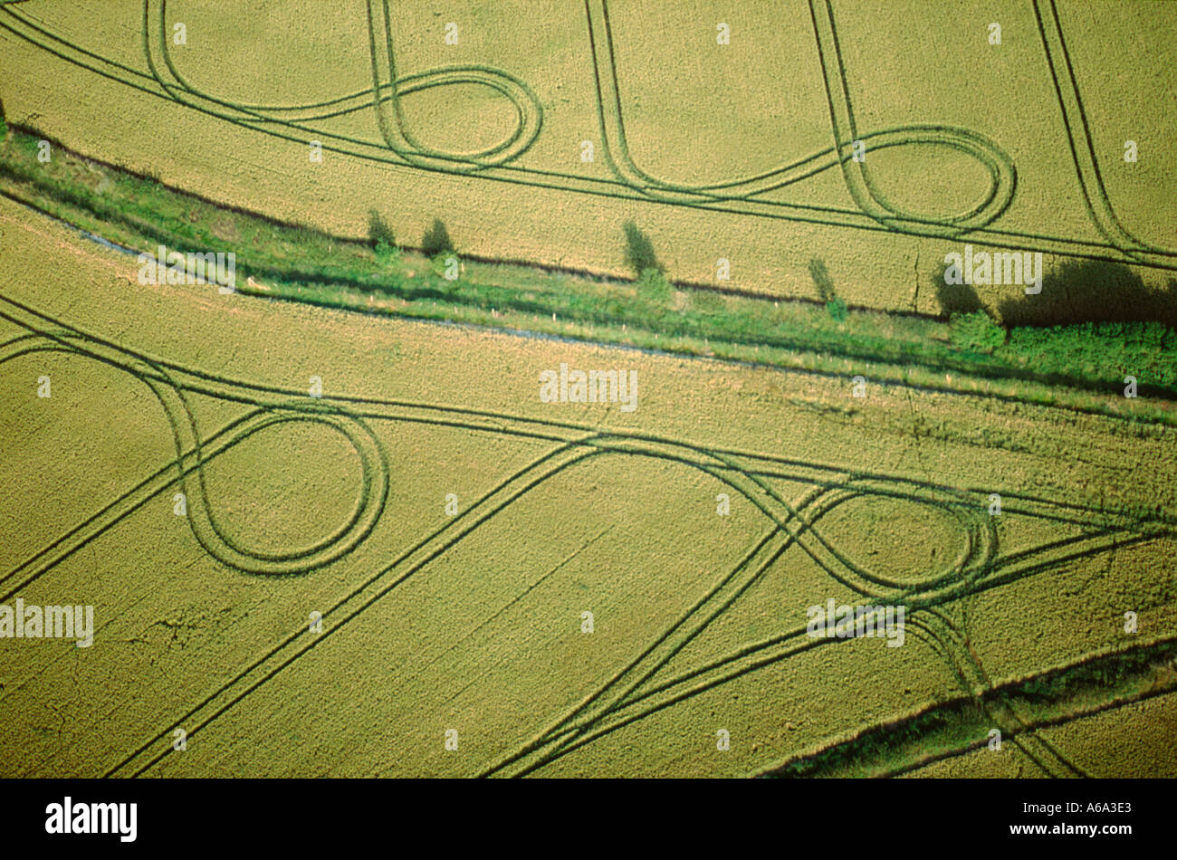 Looping pattern hi-res stock photography and images - Alamy