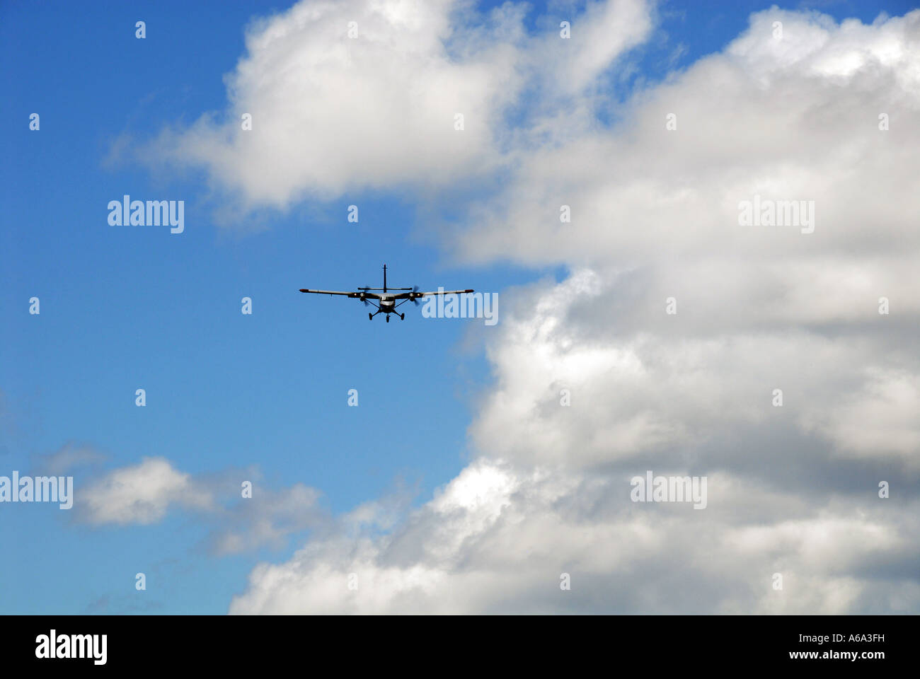 Incoming aircraft hi-res stock photography and images - Alamy