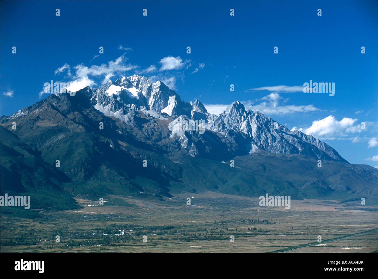 China, Yunnan, Yulong Xue Shan, mountain range dominating countryside ...