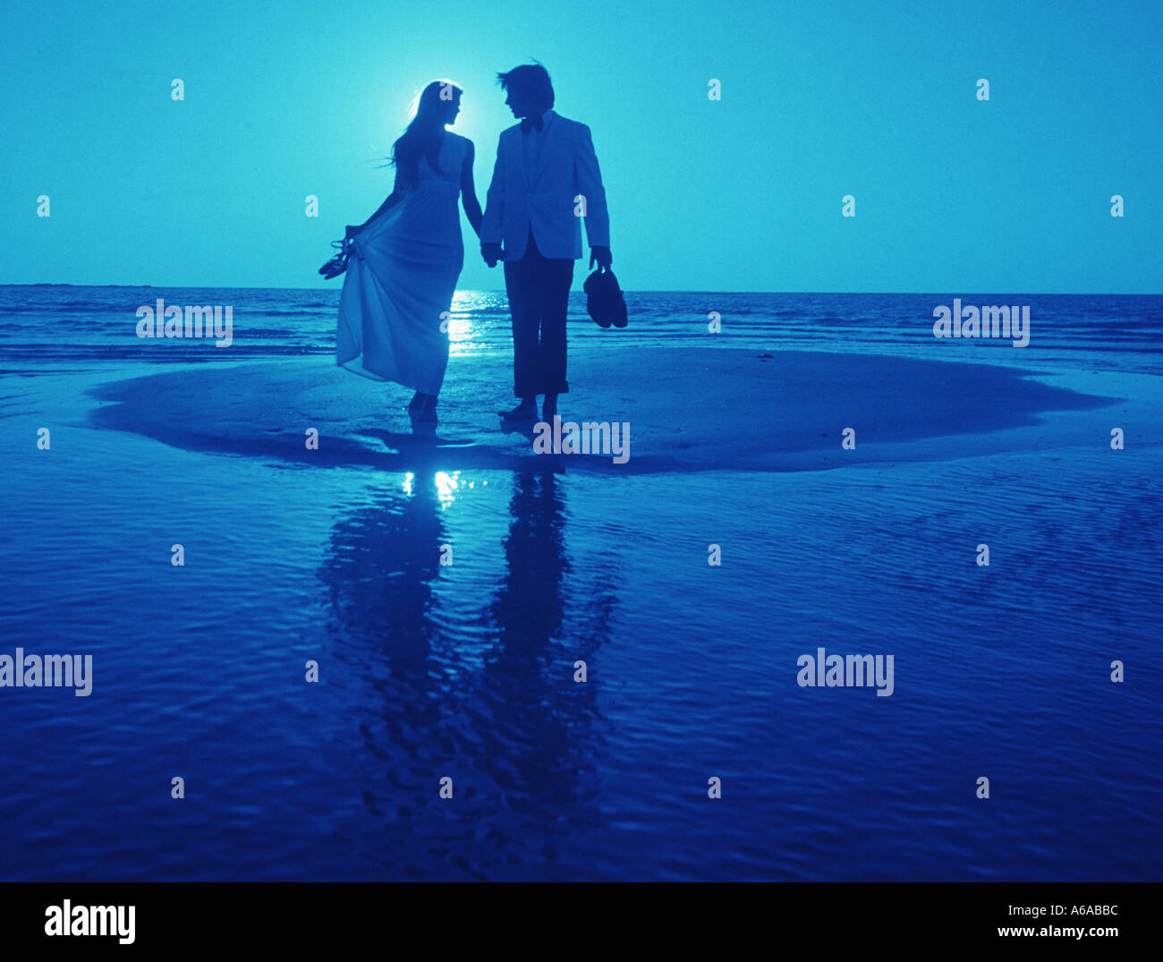 Moonlight beach couple hi-res stock photography and images - Alamy