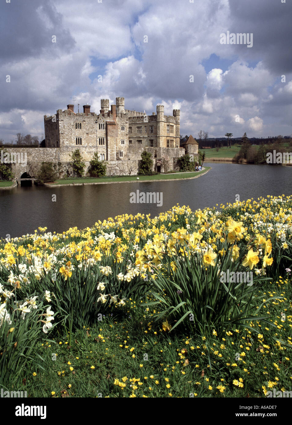 Springtime kent castle hi-res stock photography and images - Alamy