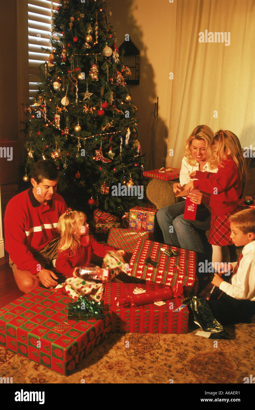 Family around christmas tree hi-res stock photography and images - Alamy