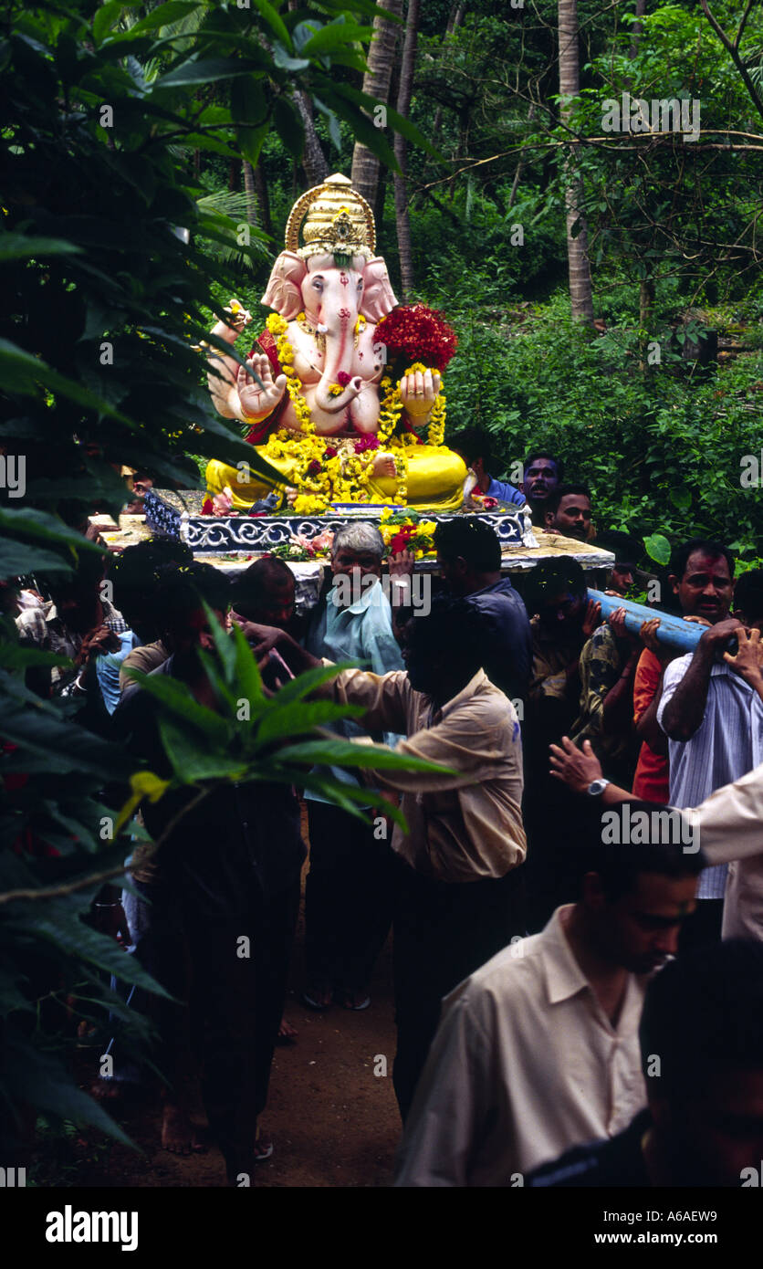 Hindu devotees carrying Idol of Lord Ganesha to immerse in the sea ...