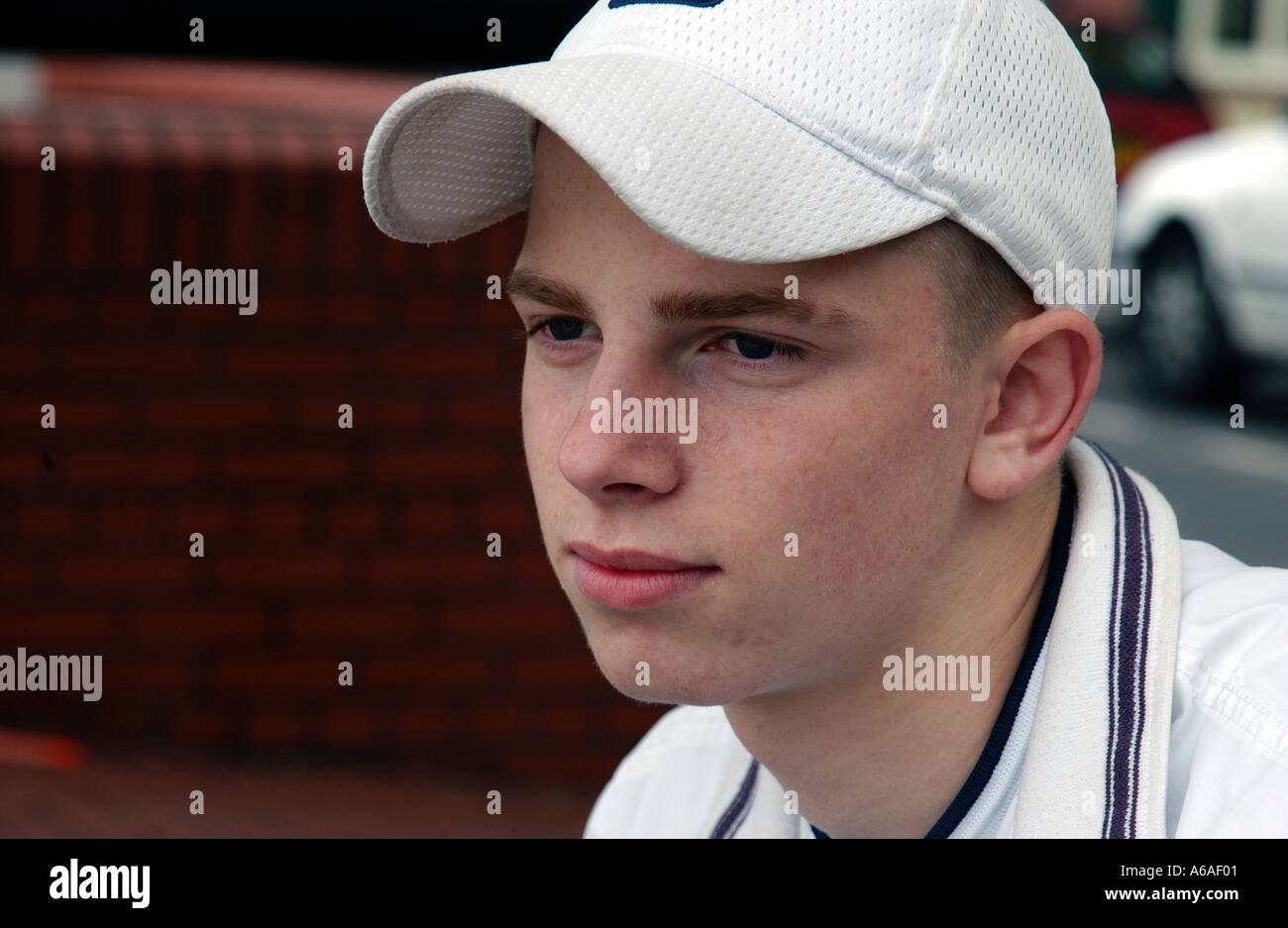 teenage boy wearing baseball cap outside Stock Photo - Alamy